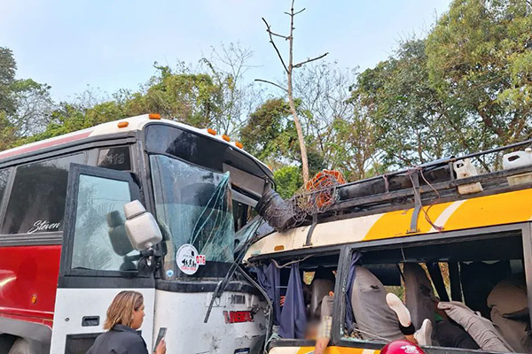 Al Menos 15 Personas Pierden La Vida Al Impactarse Dos Autobuses En